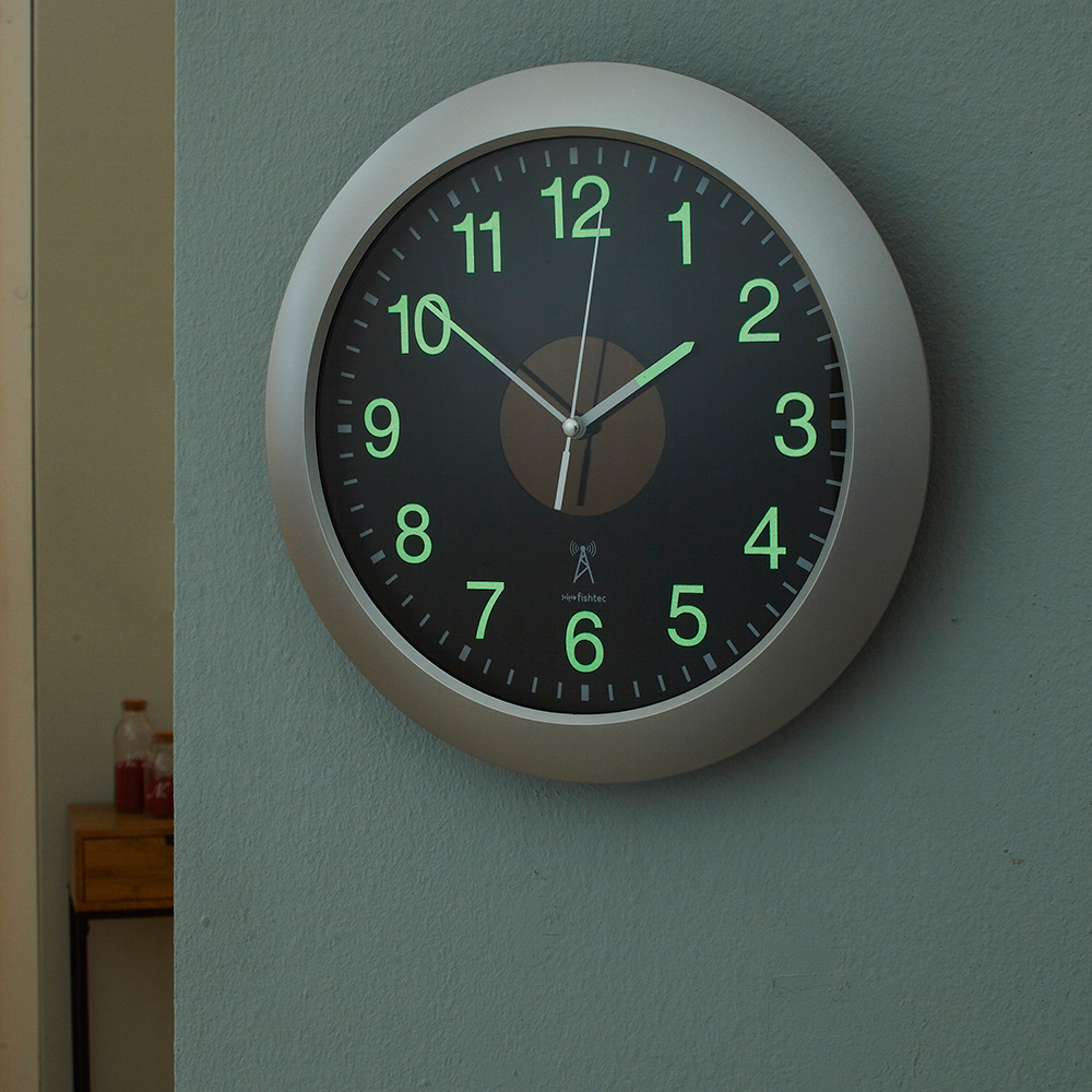 Horloge murale solaire radiopilotée « Hybrid » | EUROtops.fr